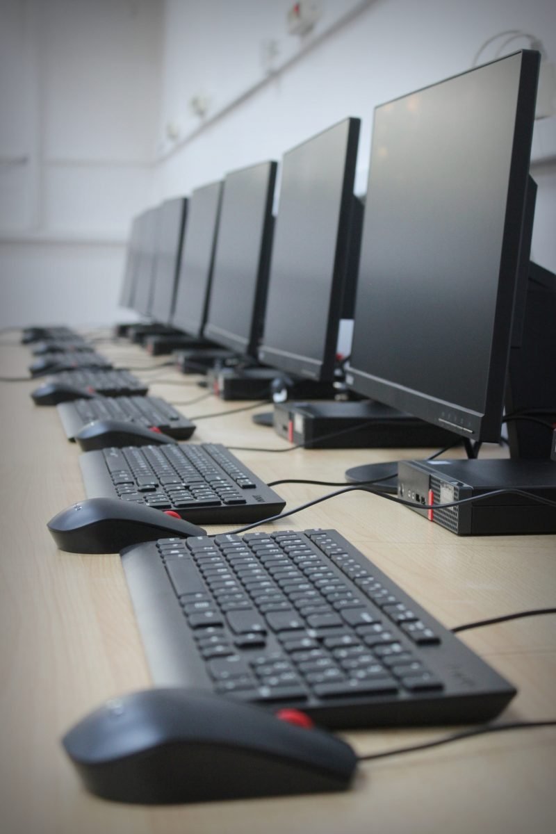 Peste 3.600 de elevi studiază informatica în laboratoare moderne ...